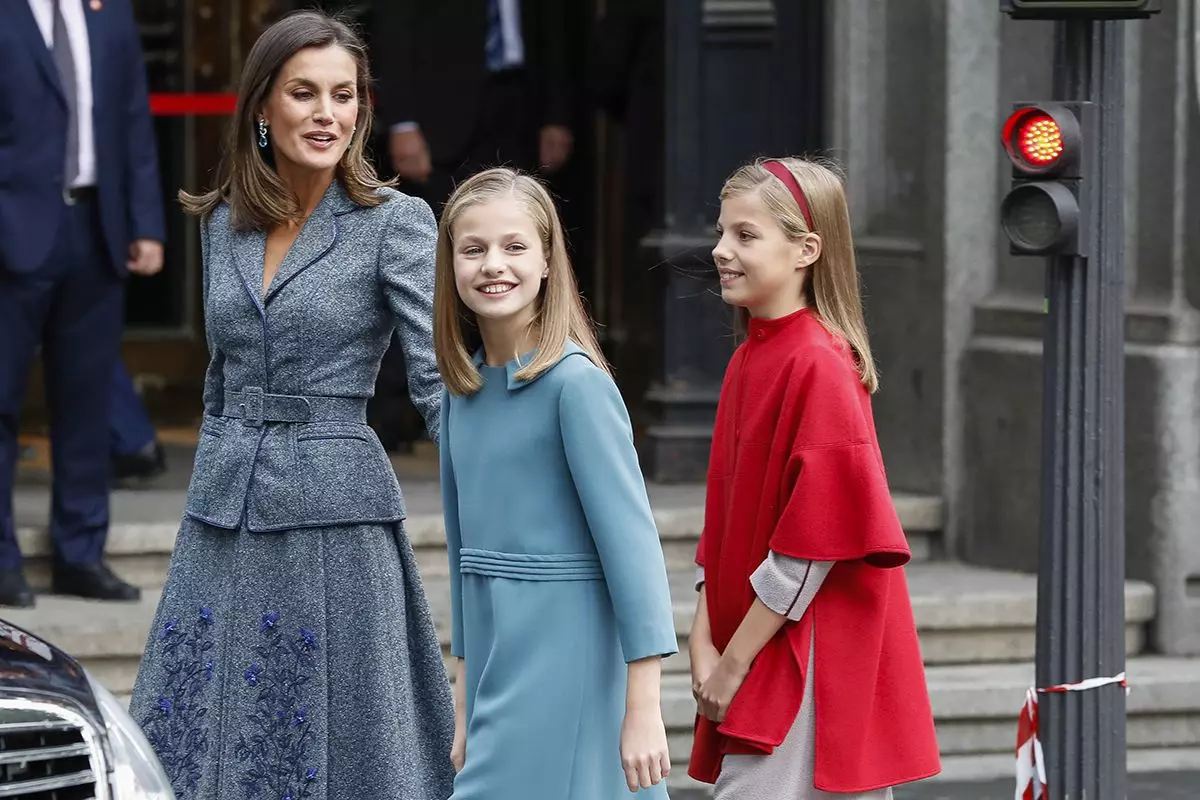 Ratu Letizia dan putrinya, Ratu Letizia dan putrinya berbelanja di Madrid, putri Letizia, Leonor dan Sofia