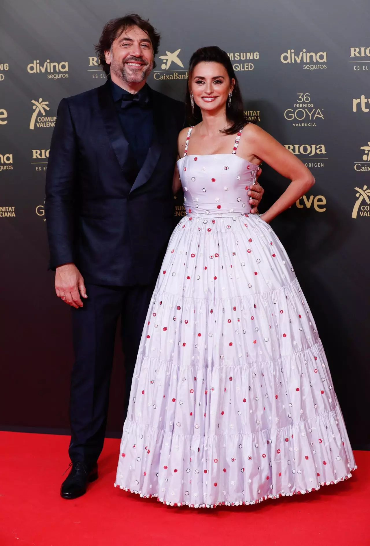 the couple poses smiling on the red carpet of the spanish film awards