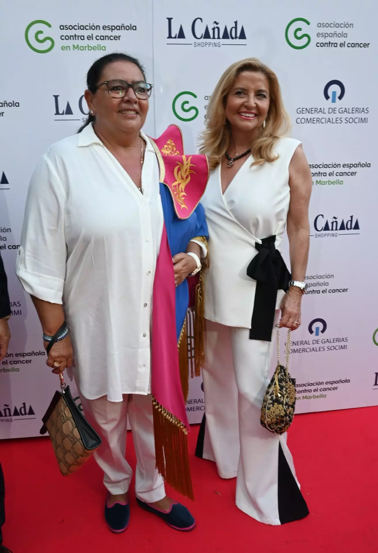 ماريا ديل مونتي وإنماكولادا كاسال ، يقفان معًا في ماربيا