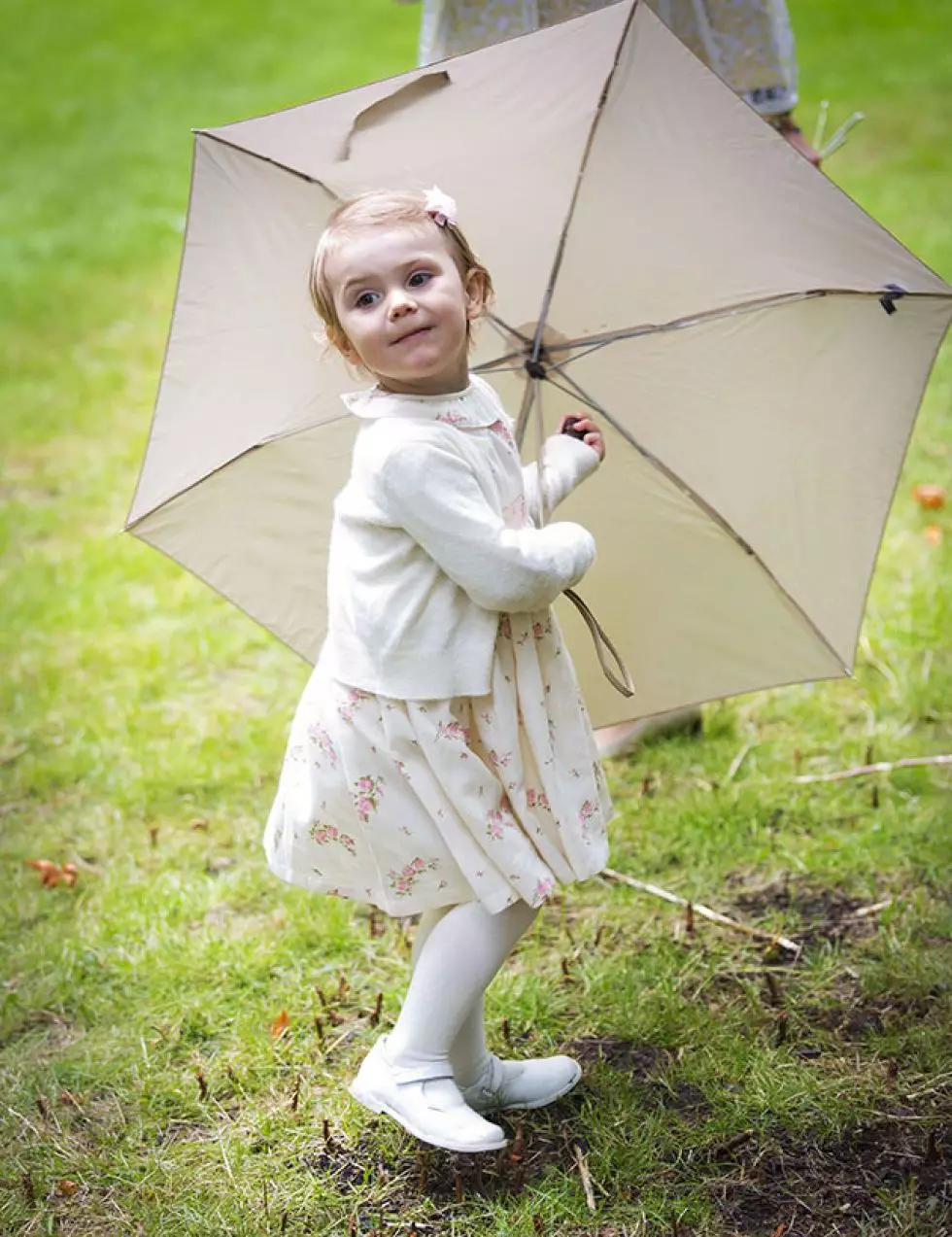 Paraply, Grønn, Blad, Gress, Motetilbehør, Smil, Fotografi, Barn, Regn, Fawn,