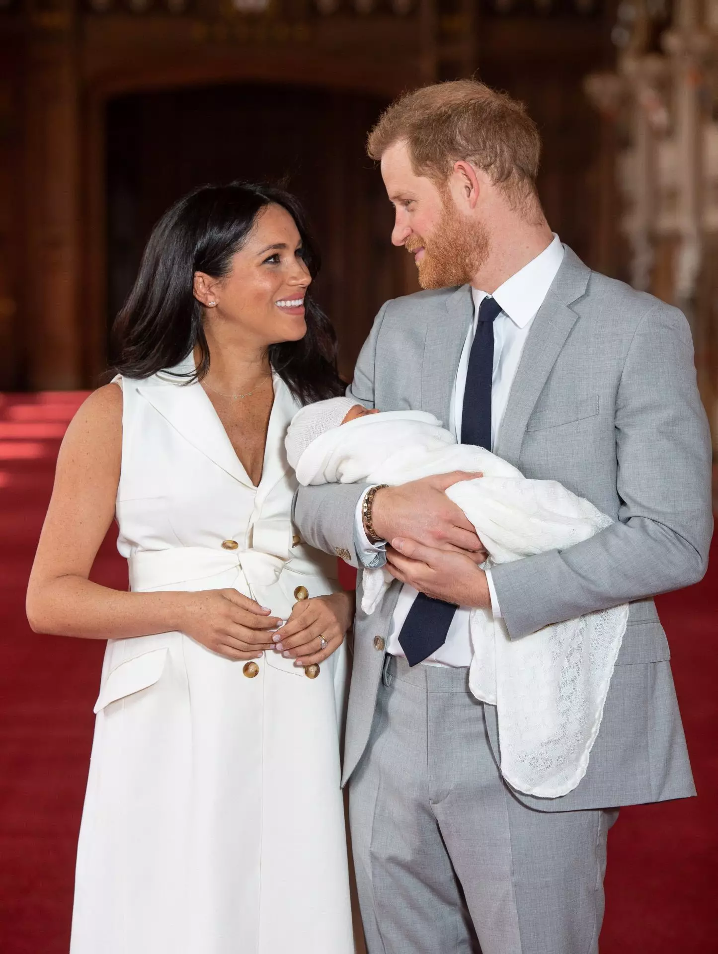 meghan en harry bij de officiële presentatie van hun zoon archie