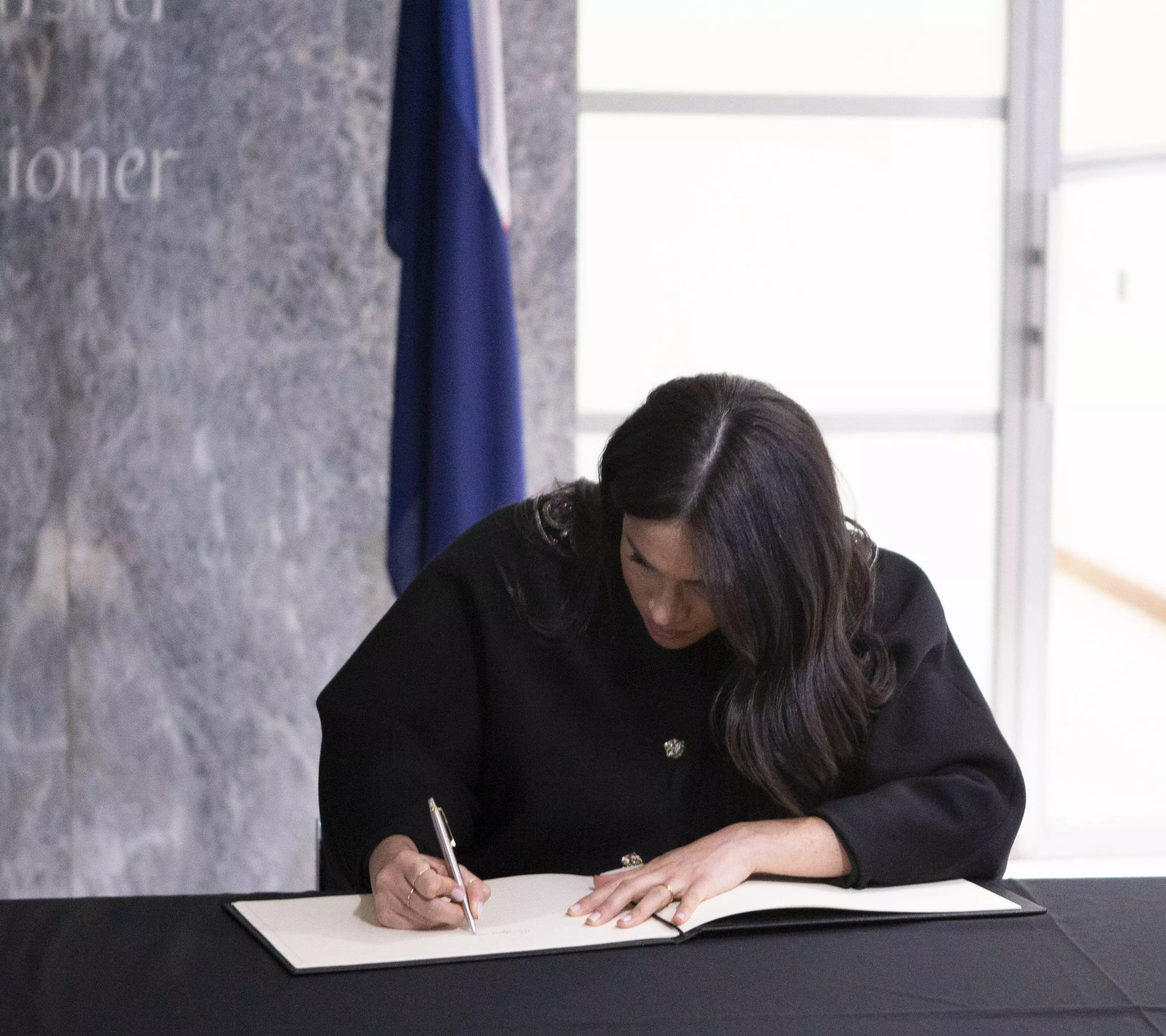 Le duc et la duchesse de Sussex signent un livre de condoléances à New Zealand House