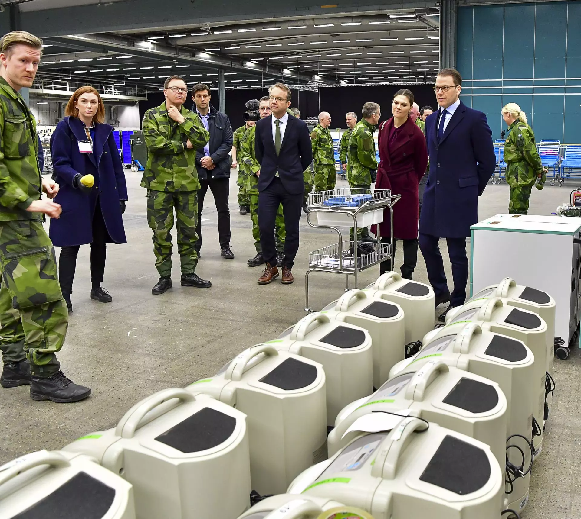 Zviedriete Viktorija un viņas vīrs apmeklē lauka slimnīcu Stokholmā