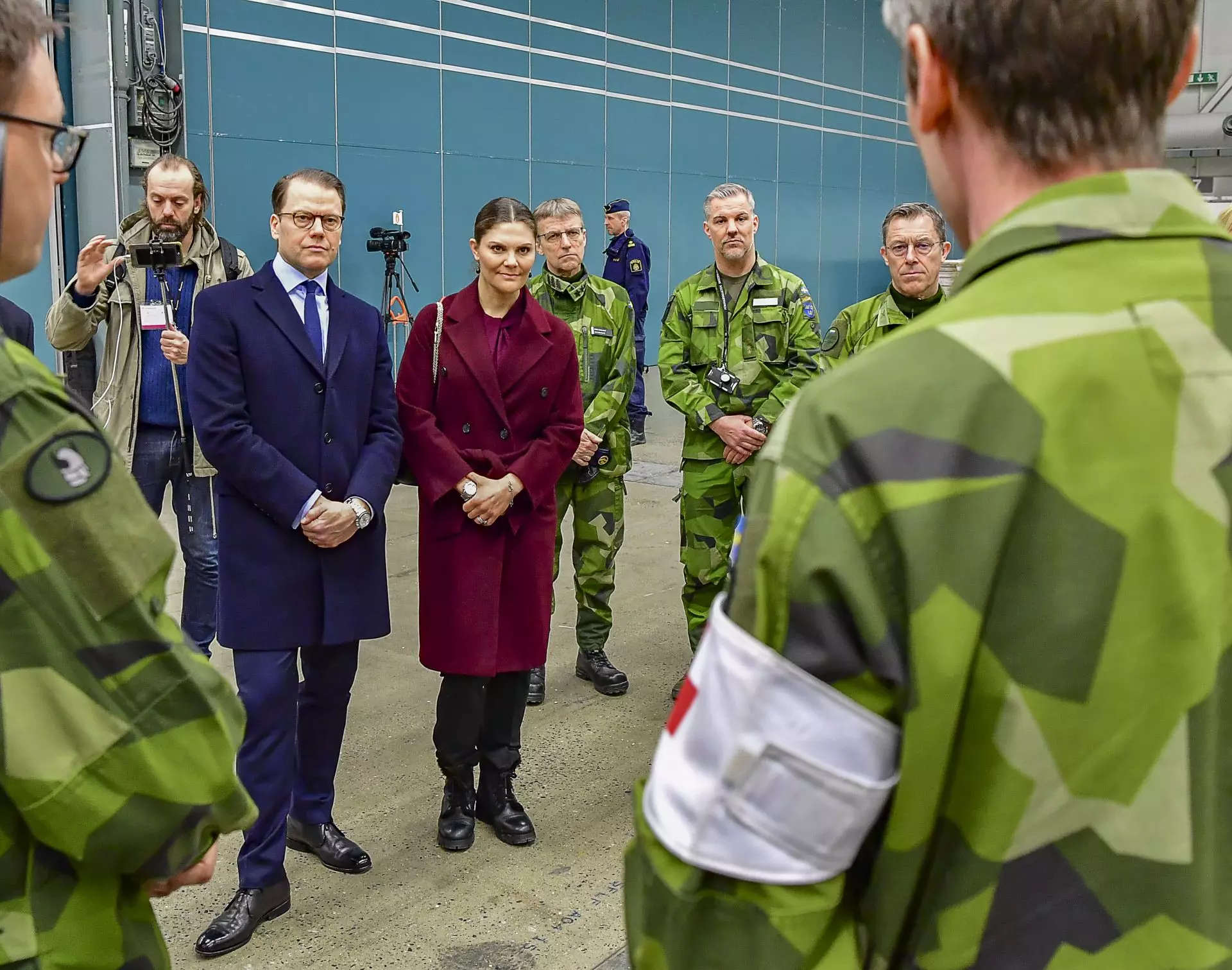 Zviedriete Viktorija un viņas vīrs apmeklē lauka slimnīcu Stokholmā