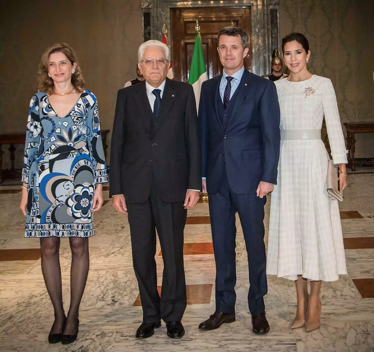 Federico en Mary van Denemarken poseren met de Italiaanse president Sergio Matarella en zijn dochter Laura bij hun aankomst in Rome