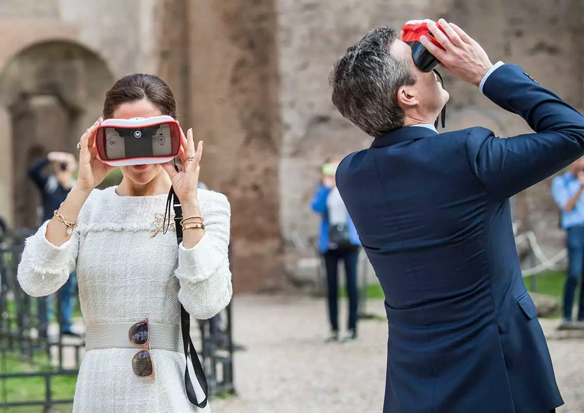 Ο Φρειδερίκος και η Μαρία της Δανίας με γυαλιά εικονικής πραγματικότητας στα Λουτρά του Καρακάλλα στη Ρώμη