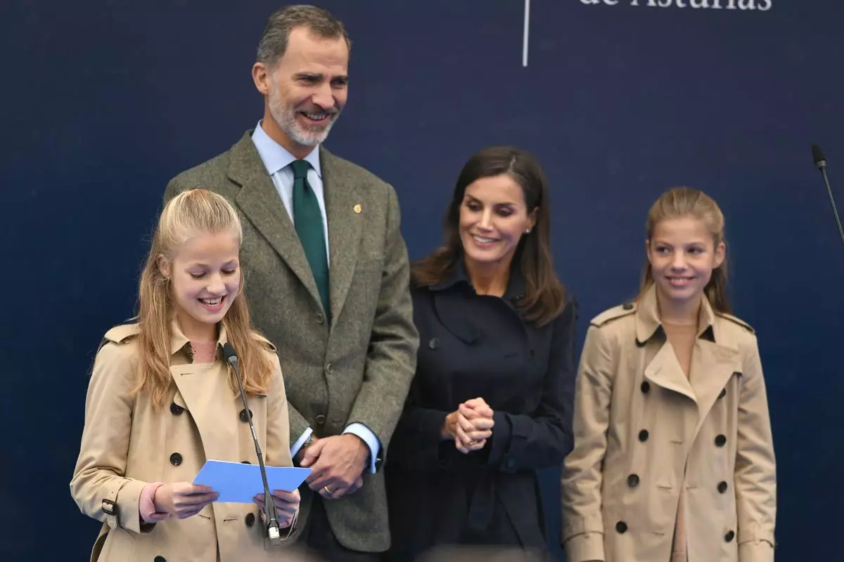 , Keluarga Diraja melawat Asiegu Exemplary Town 2019, Letizia Ortiz, Exemplary Town 2019, Kings of Spain, Queen Letizia, King Felipe, The Royal Family tour of Asiegu, step by step, The Princess unveils a commemorative plaque in Asiegu