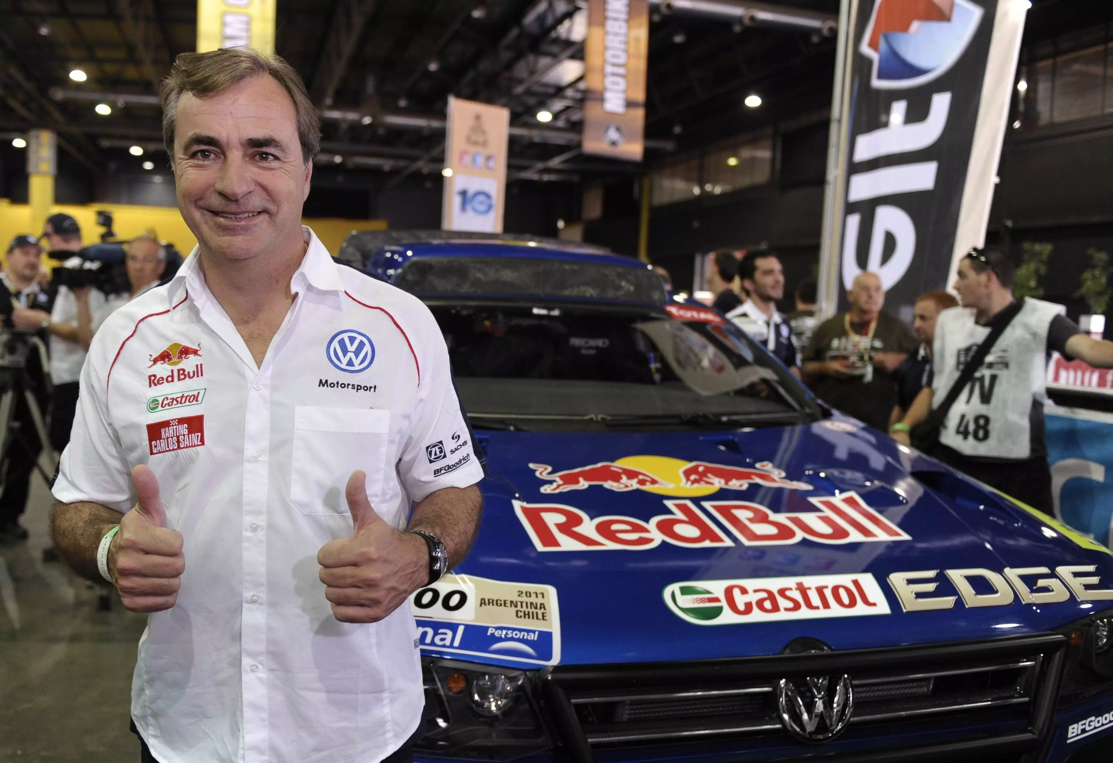 de coureur van spanje Carlos Sainz gebaren nex