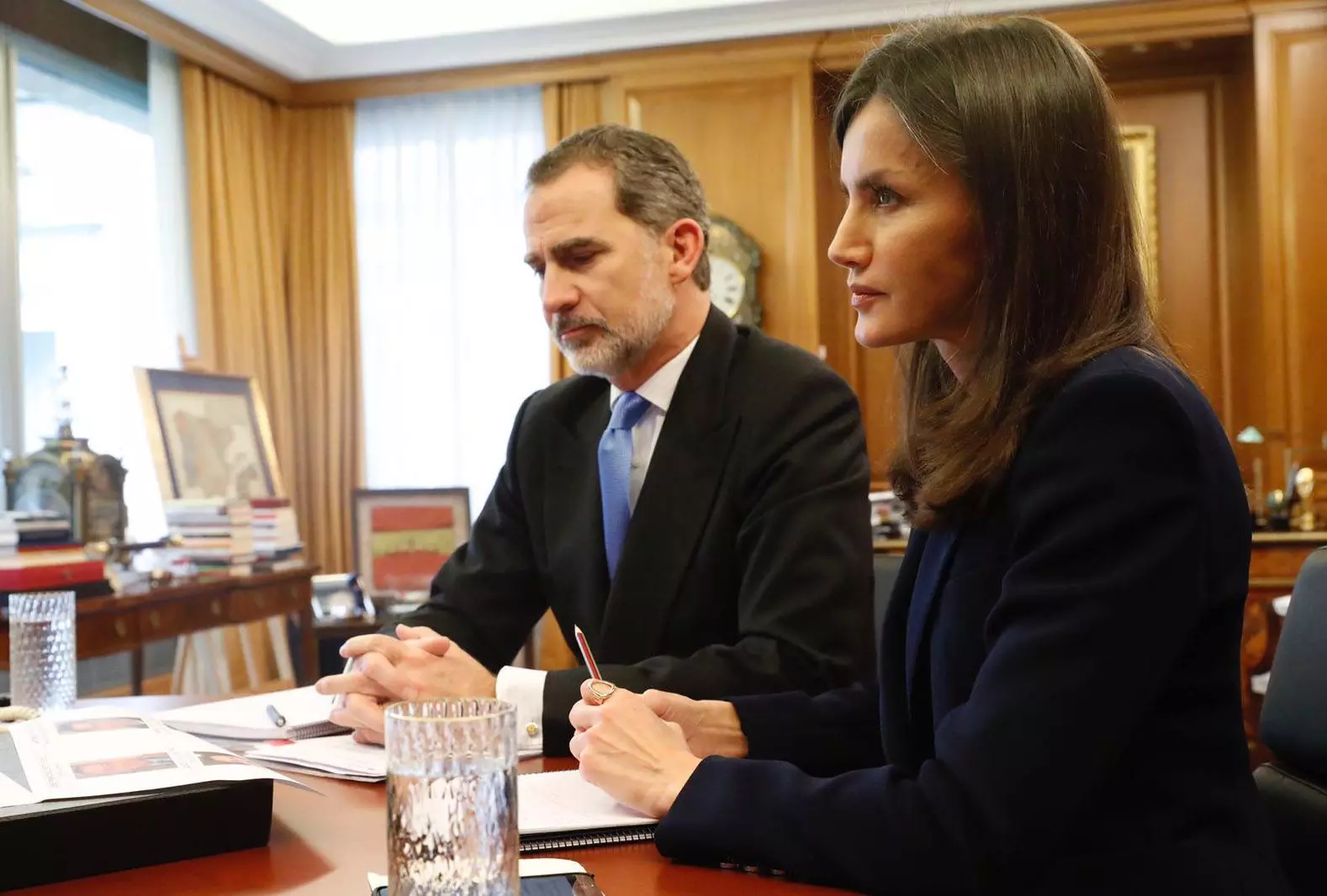 Kings Felipe a Letizia, am Büro vum Kinnek, halen eng Videokonferenz mam San Carlos Spidol