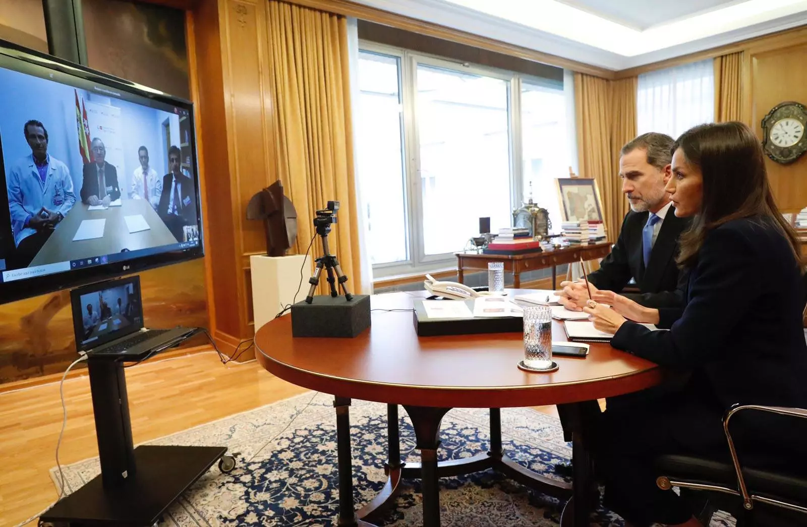 Kongene Felipe og Letizia støtter den spanske etterforskningen mot COVID-19