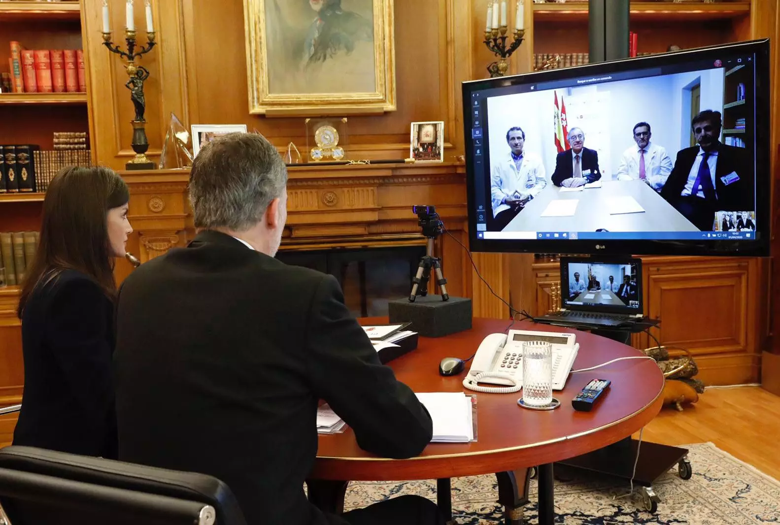 Kongene Felipe og Letizia støtter den spanske etterforskningen mot COVID-19