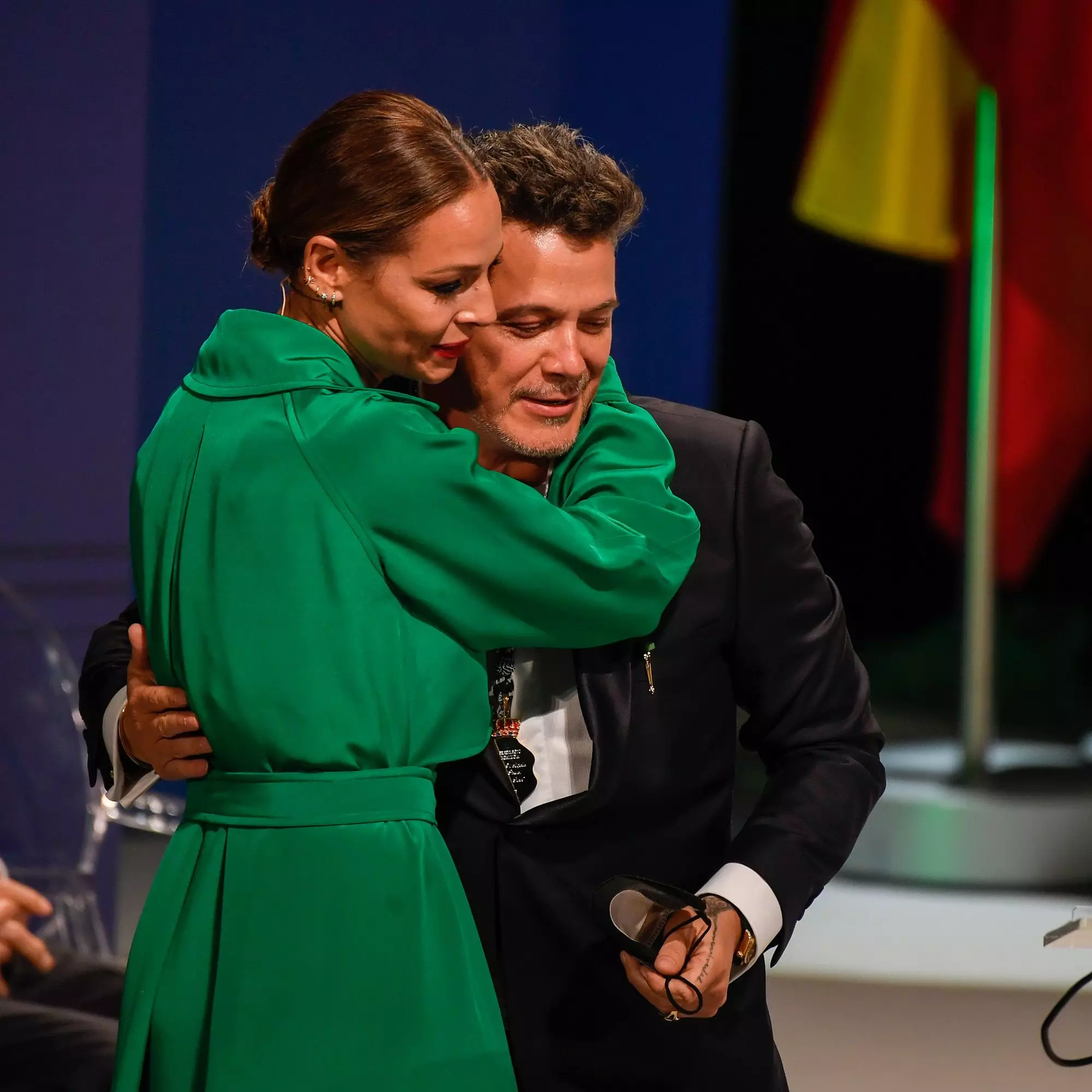 eva gonzález và alejandro sanz cùng nhau trao huy chương của ngày andalusia