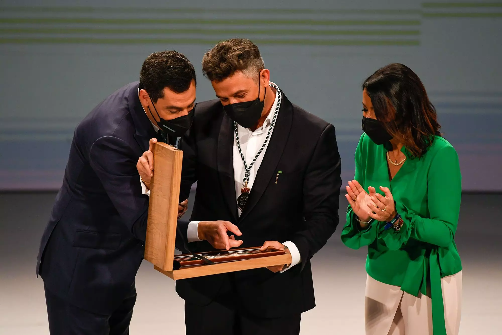 eva gonzález, alejandro sanz en juanma moreno by de útrikking fan 'e Andalusië medaljepriis