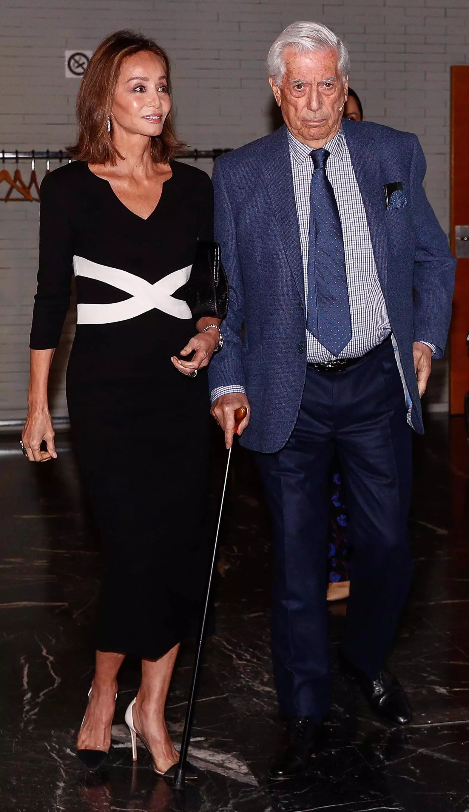 Isabel Preysler veste Mario Vargas Llosa, con un bastone