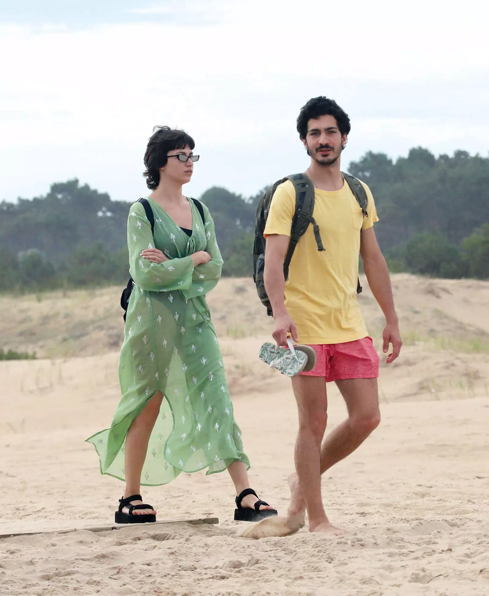 Ursula Mascaró en Chino Darín saam op die strand