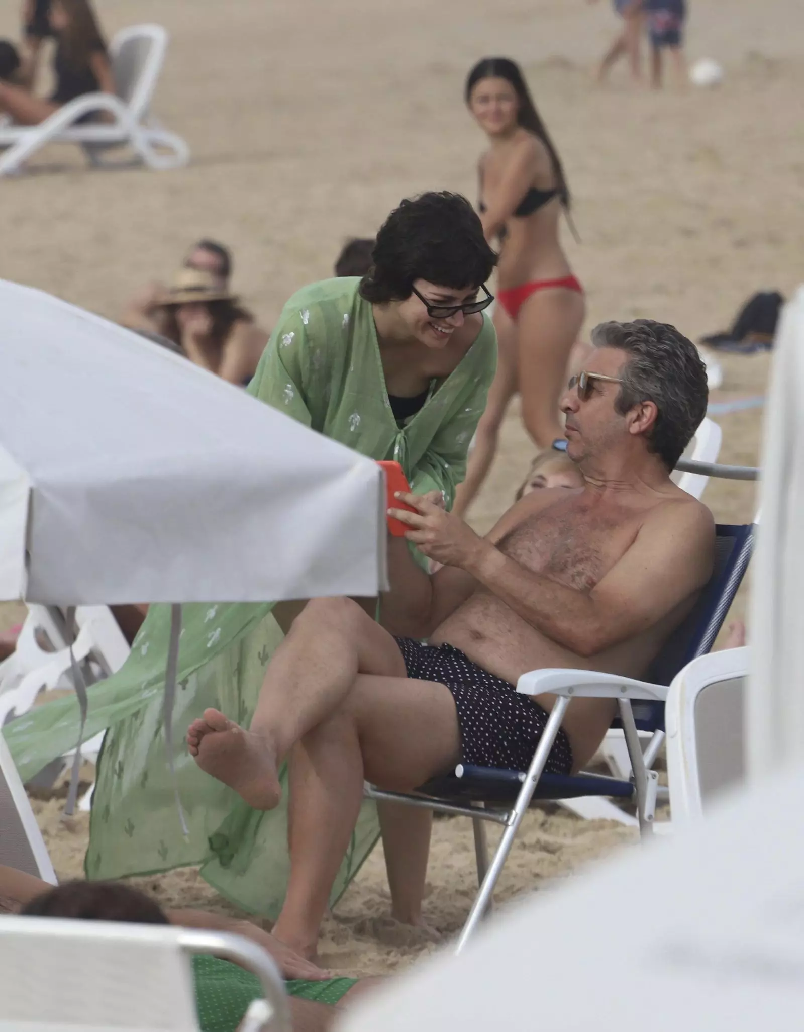 Ursula Mascaró en Chino Darín saam op die strand