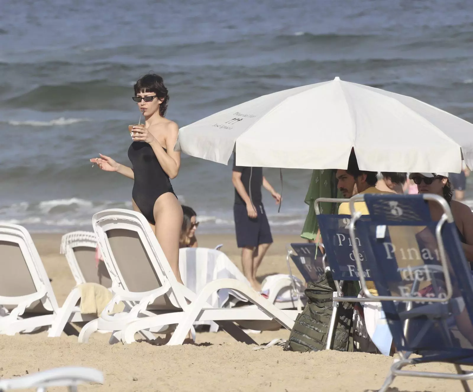 Ursula Mascaró en Chino Darín saam op die strand