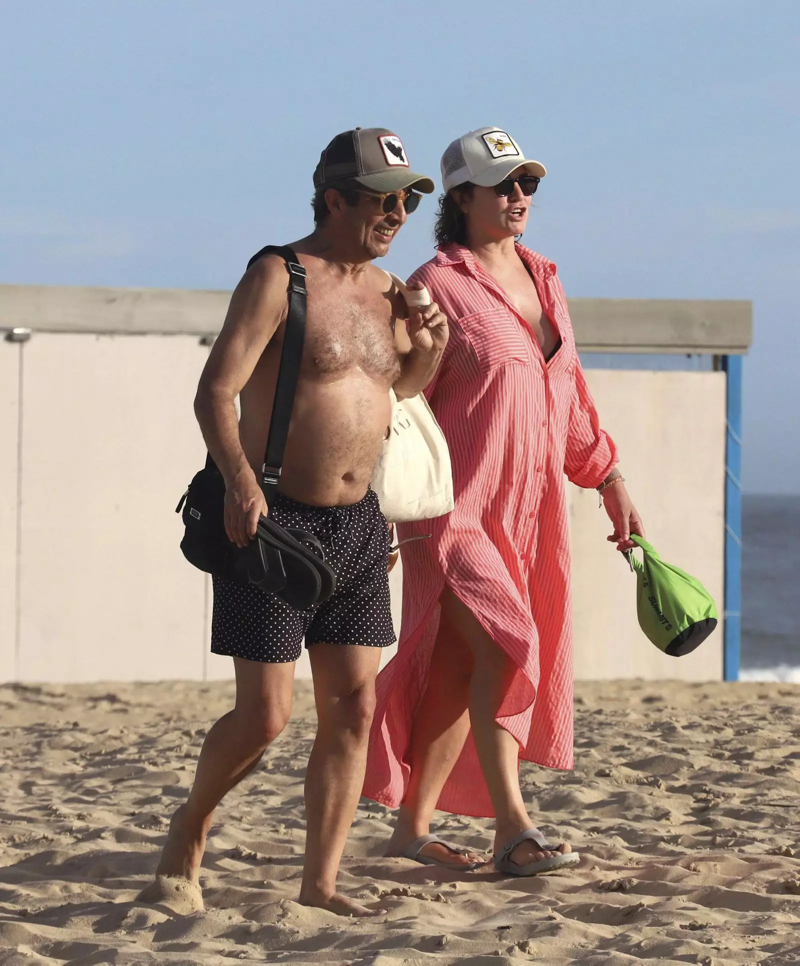 Ursula Mascaró en Chino Darín saam op die strand