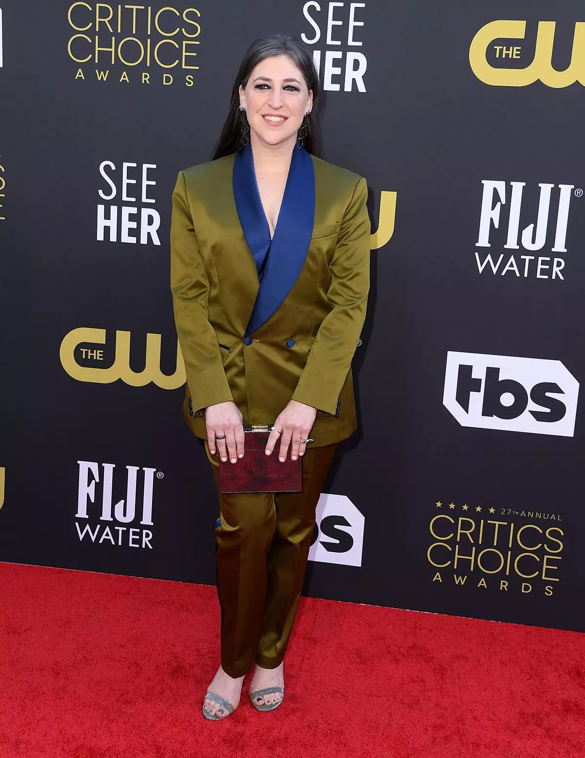 mayim bialik på critics choice awards 2022