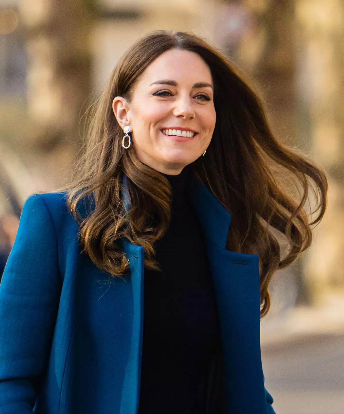 Kate Middleton b'kowt blu mfassal apposta