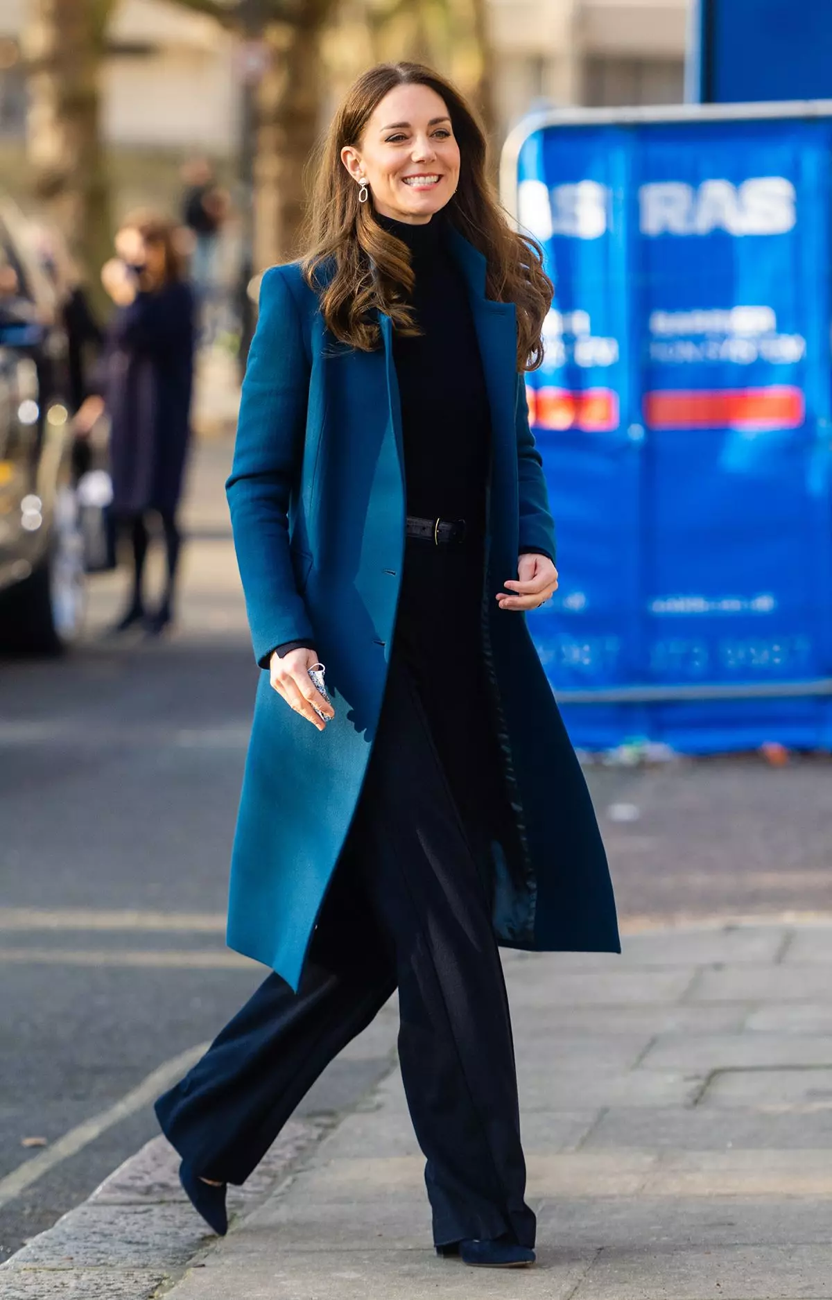 Kate Middleton, dukessa ta’ Cambridge, bil-kowt blu u qliezet tar-riġel wiesa’