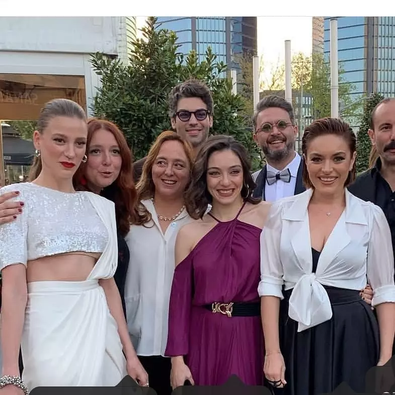 Serenay Sarikaya na ndị otu Alice