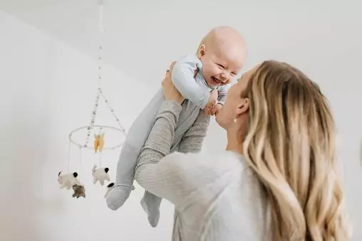 mamma med bebis i famnen