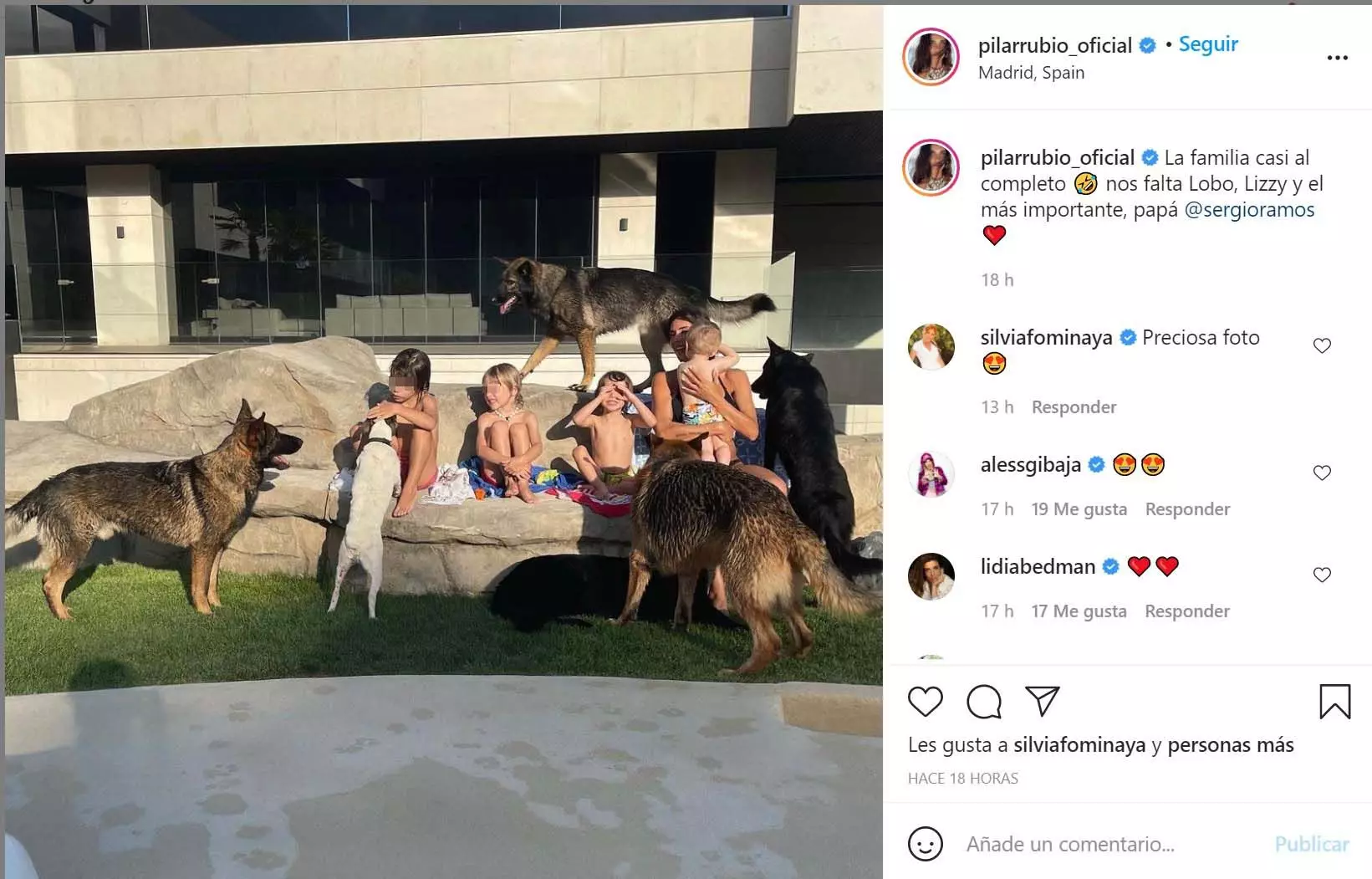 Pilar Rubio, dört çocuğu ve köpekleriyle bahçede poz veriyor.