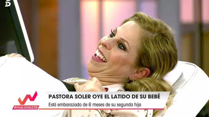 Pastora Soler lauscht dem Herzschlag ihres Babys