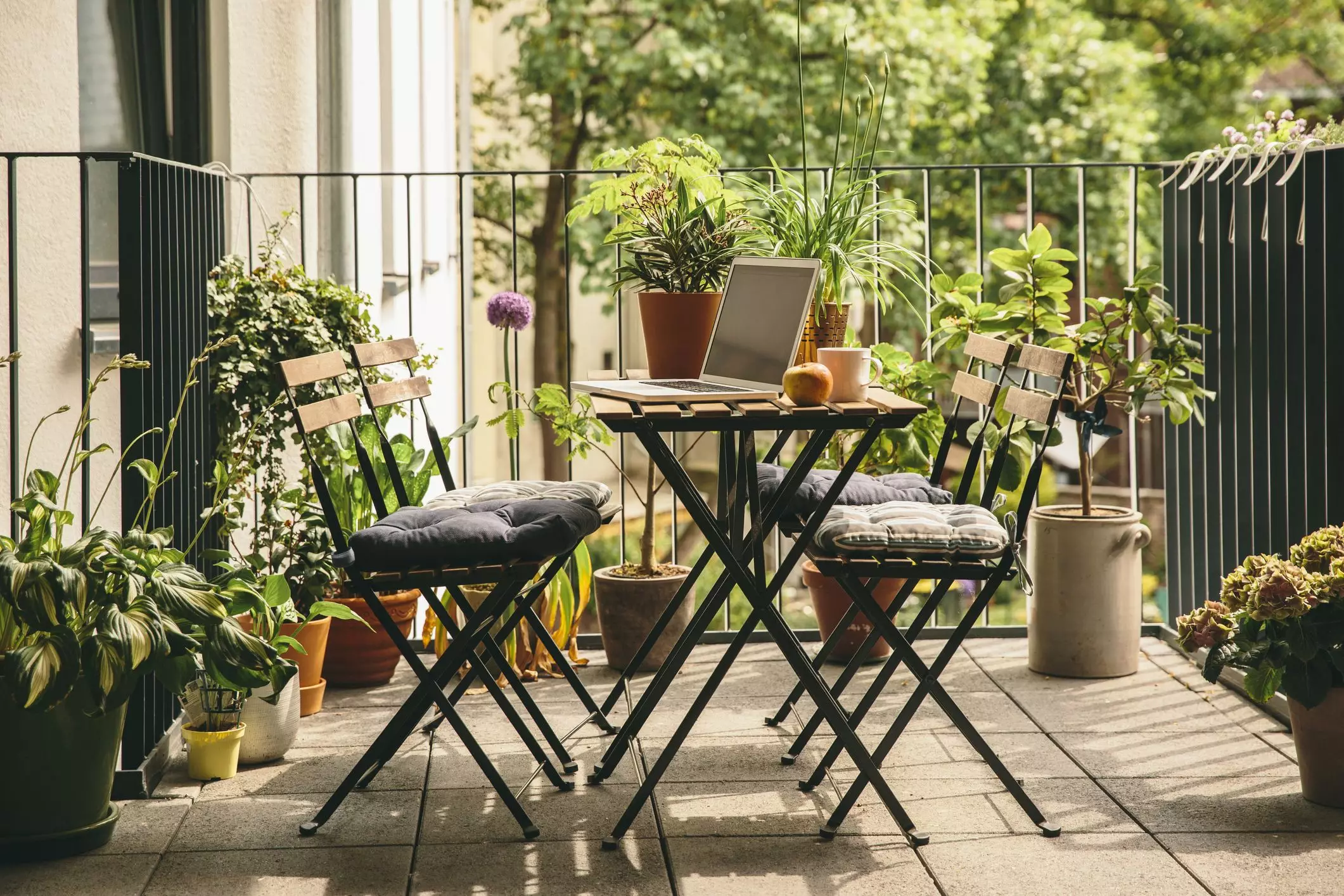 kumaha ngahias balkon atanapi teras anjeun