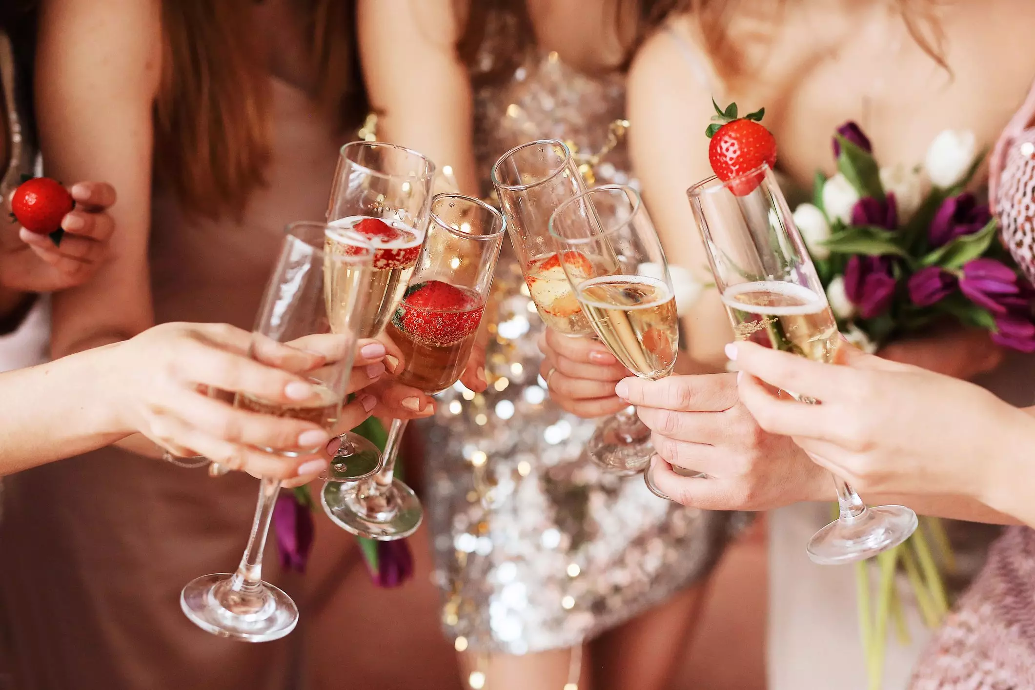 die hände der schönen jungen frauen halten gläser der champagner-frauenparty