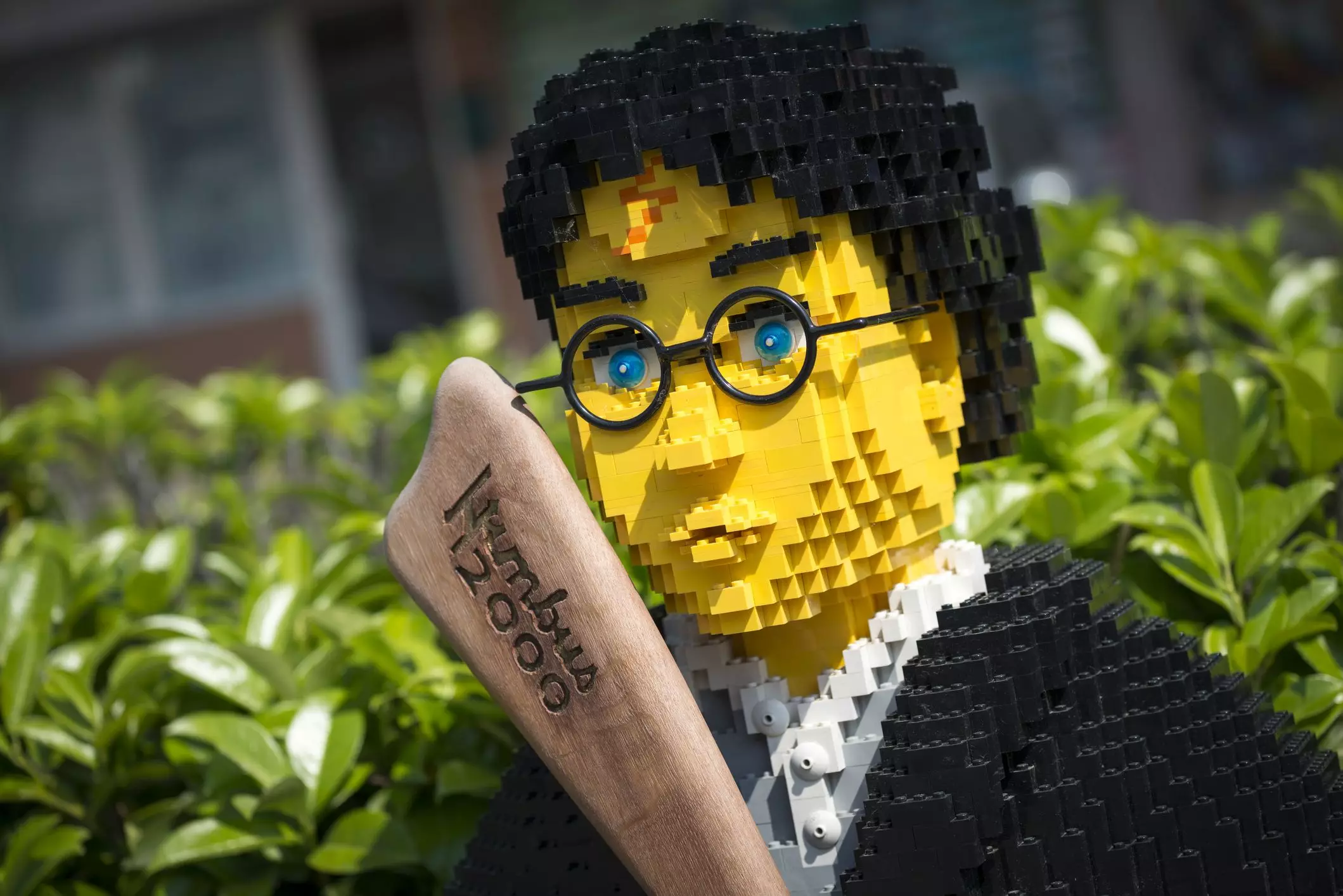 Harry Potter digawe saka bata Lego ing njaba toko dolanan