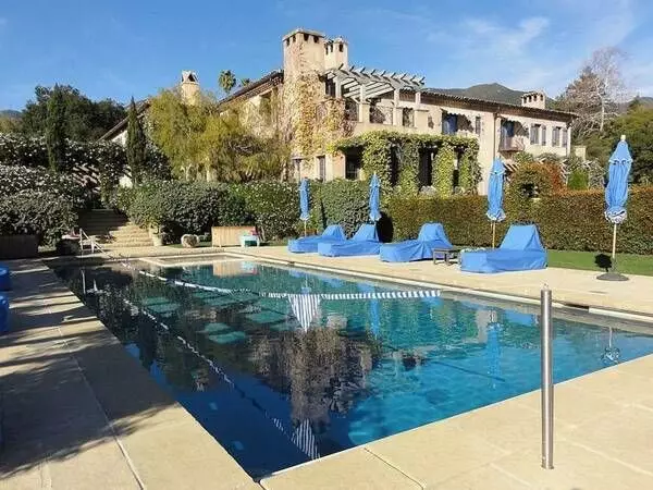 swembad-uitsig van prins Harry en meghan markle se herehuis in Montecito