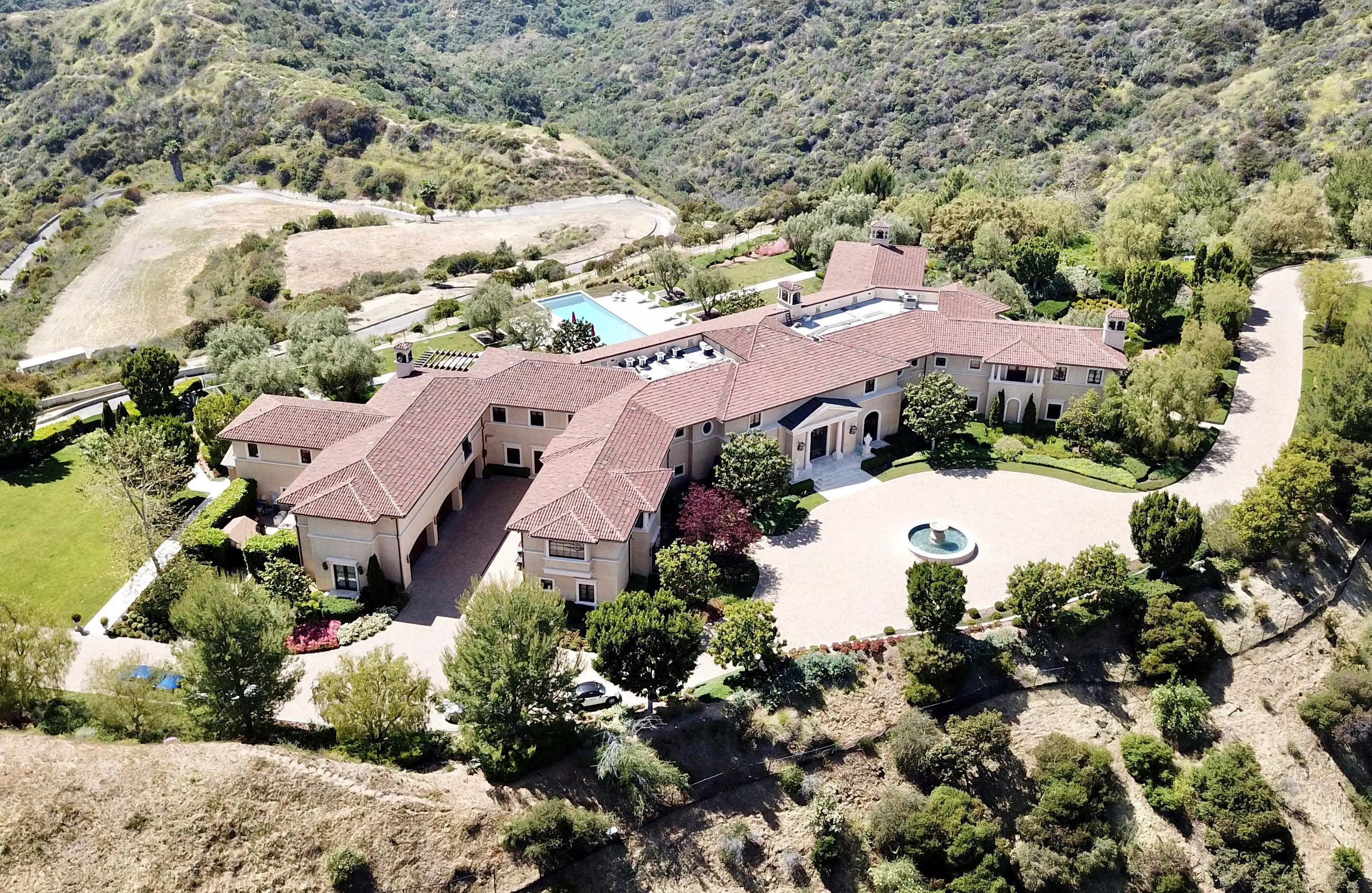 Вид з повітря на особняк Тайлера Перрі в Лос-Анджелесі, де були Гаррі та Меган