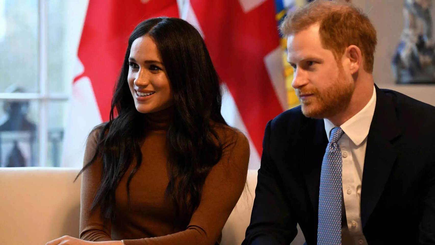 Meghan Markle sy Prince Harry mipetraka mitsiky miaraka amin'ny sainam-pirenena kanadiana ao ambadika