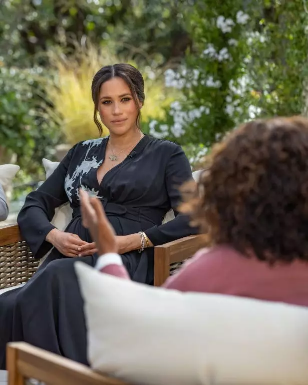 Meghan Markle sėdi ant sofos interviu su oprah Winfrey
