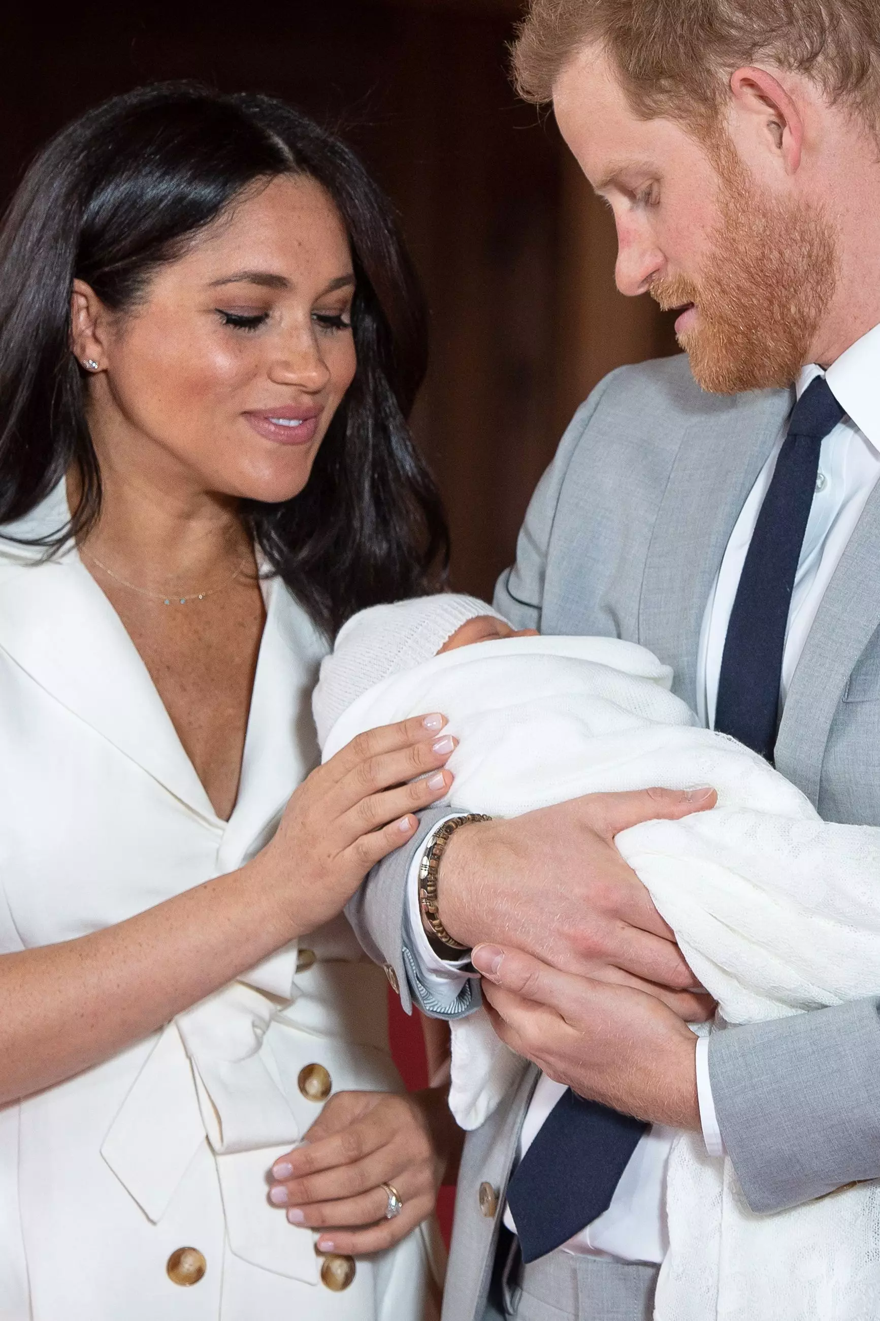 生まれたばかりの赤ちゃんとポーズをとるサセックス公爵、アーチー・ハリソン・マウントバッテン・ウィンザー