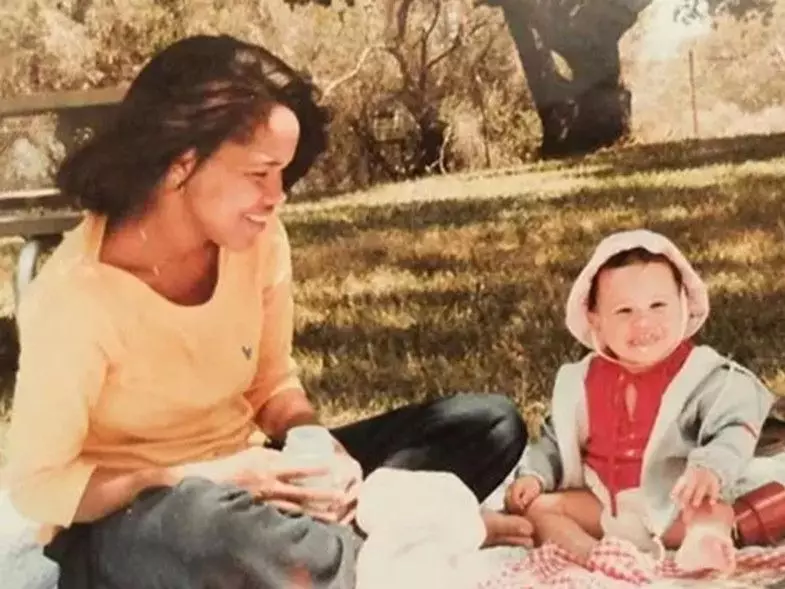 Megana Mārkla un viņas māte Dorja Loisa sēž piknikā