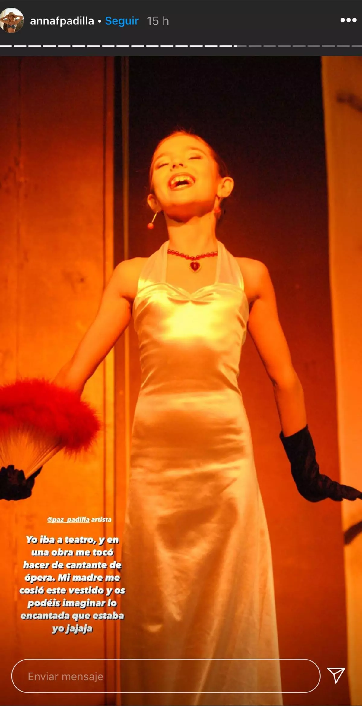 Anna ferrer padilla, kaip mergina, charakterizuojama kaip operos dainininkė