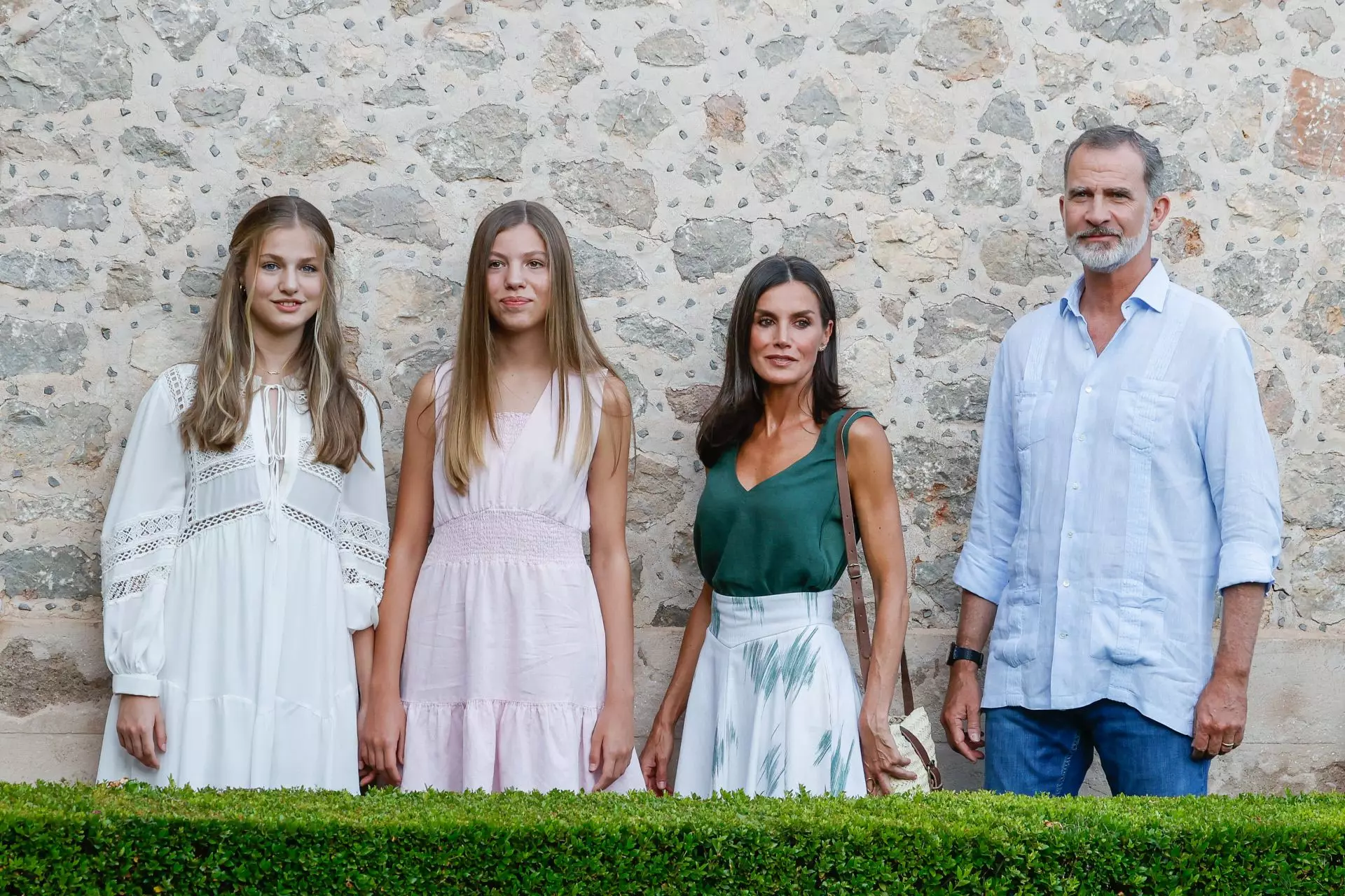Den spanska kungen felipe vi och drottningen letizia ortiz med döttrarna prinsessan av asturien leonor av borbon och spädbarnet sofia de borbon under ett besök i cartuja de valdemossa på mallorca, måndagen den 1 augusti 2022