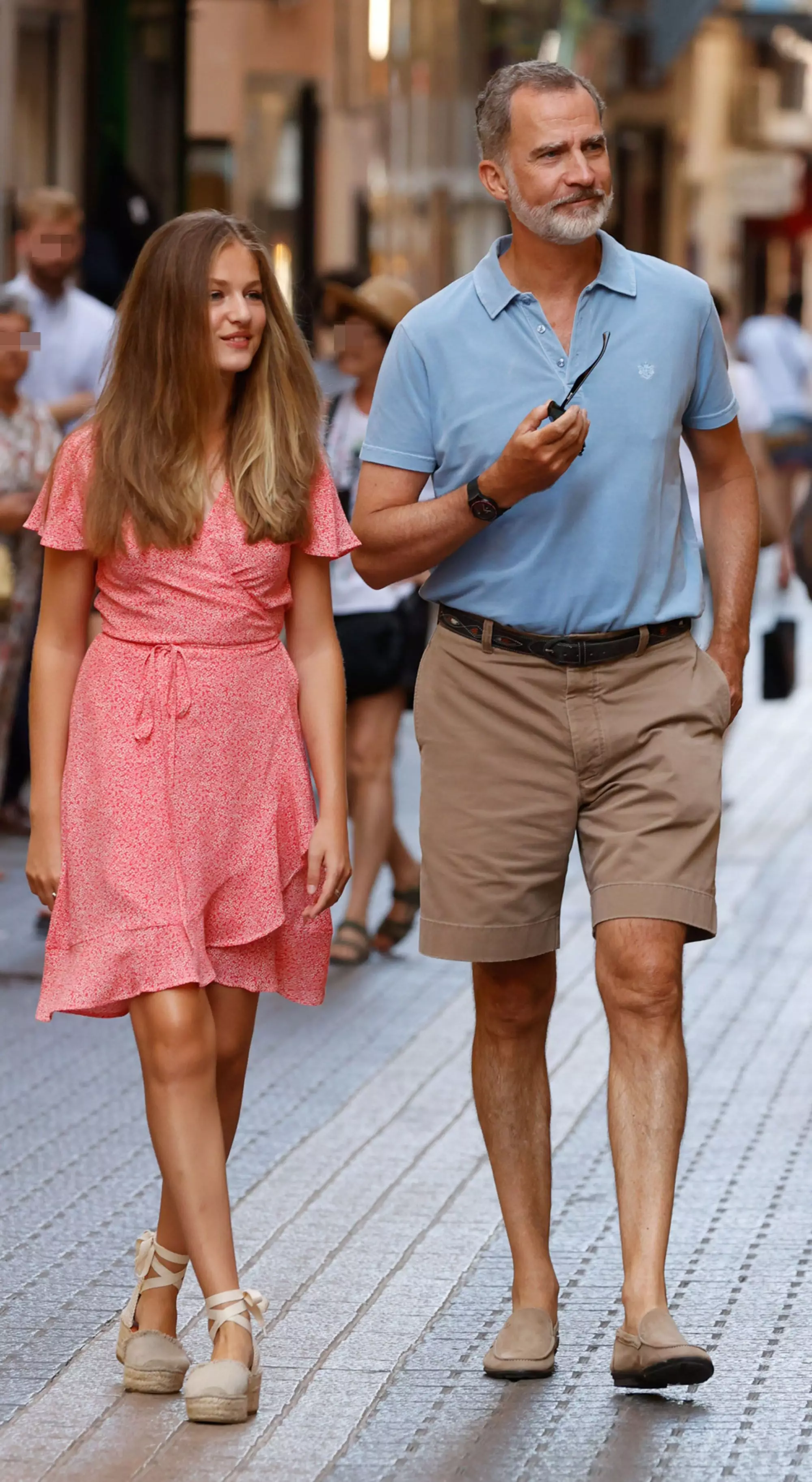 felipe, letizia, leonor en sofia, stap deur palma