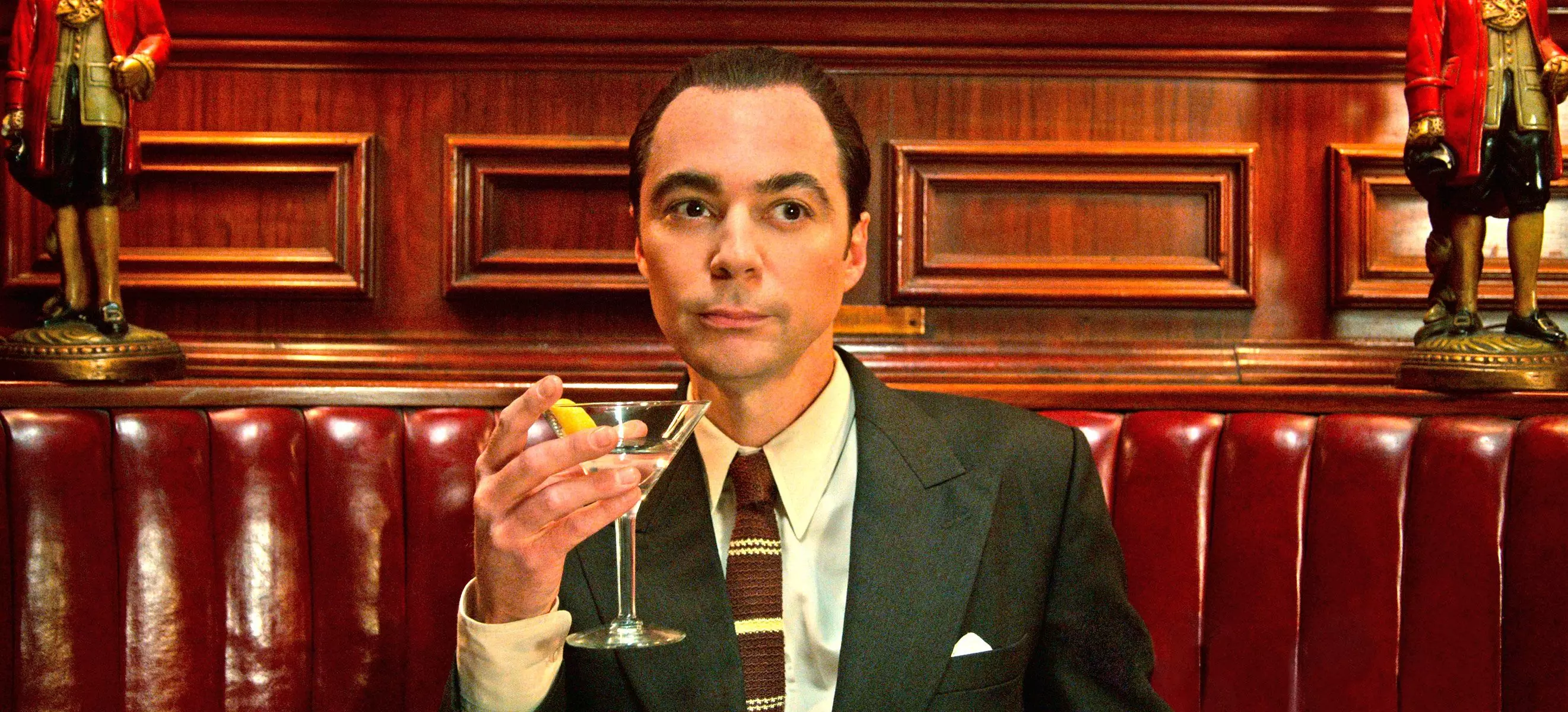 Jim Parsons a fost caracterizat drept reprezentantul actorului Henry Wilson într-o scenă din serialul „Hollywood”