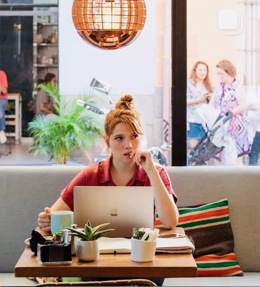 Image de Diana Gómez dans le rôle de Valeria dans la série Netflix