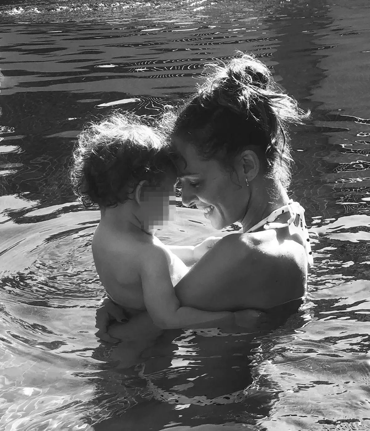 eva gonzález profite d'un bain avec son fils cayetano