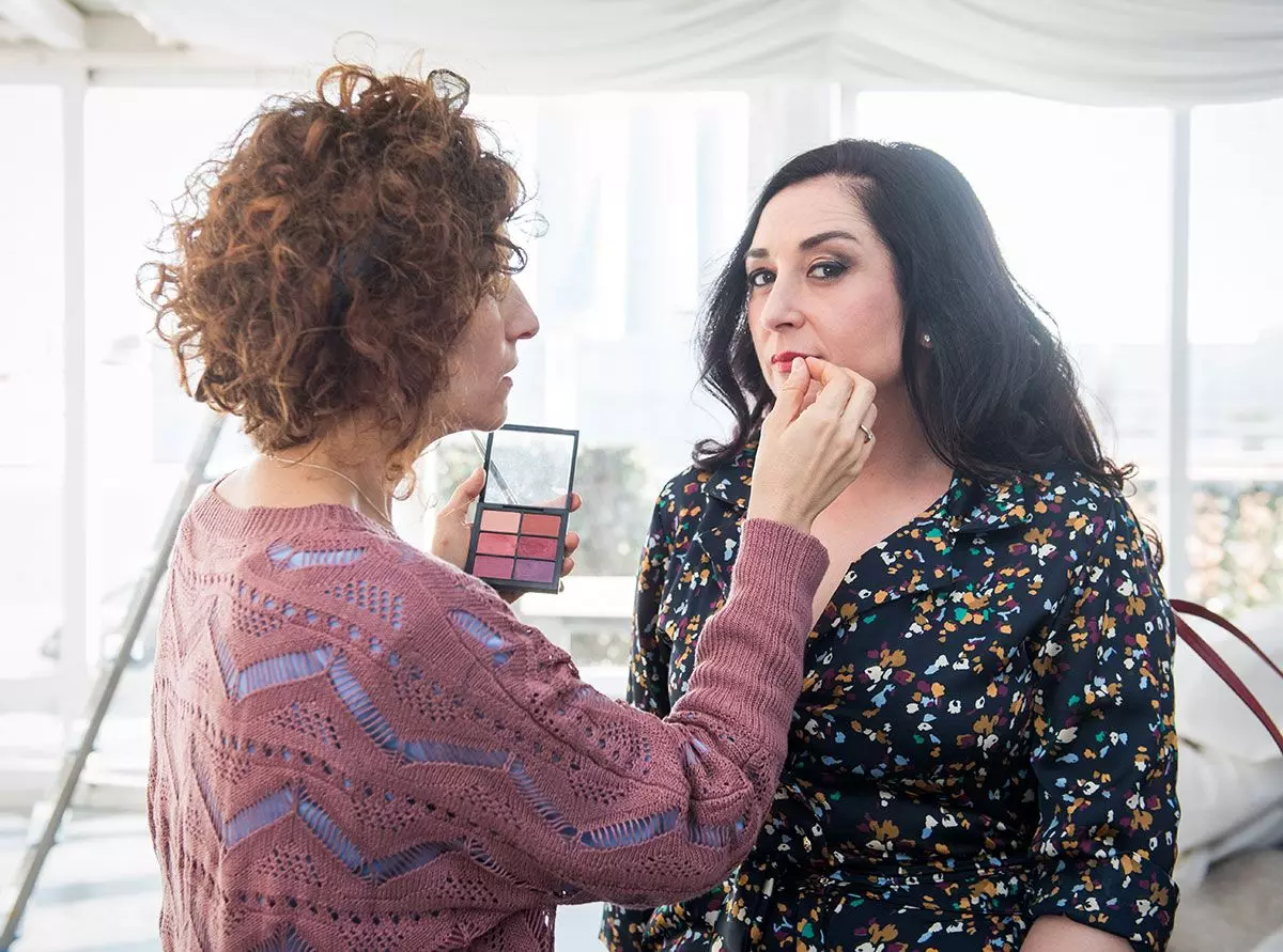 Ángeles, from Camela, puts on makeup for 'People with Style'