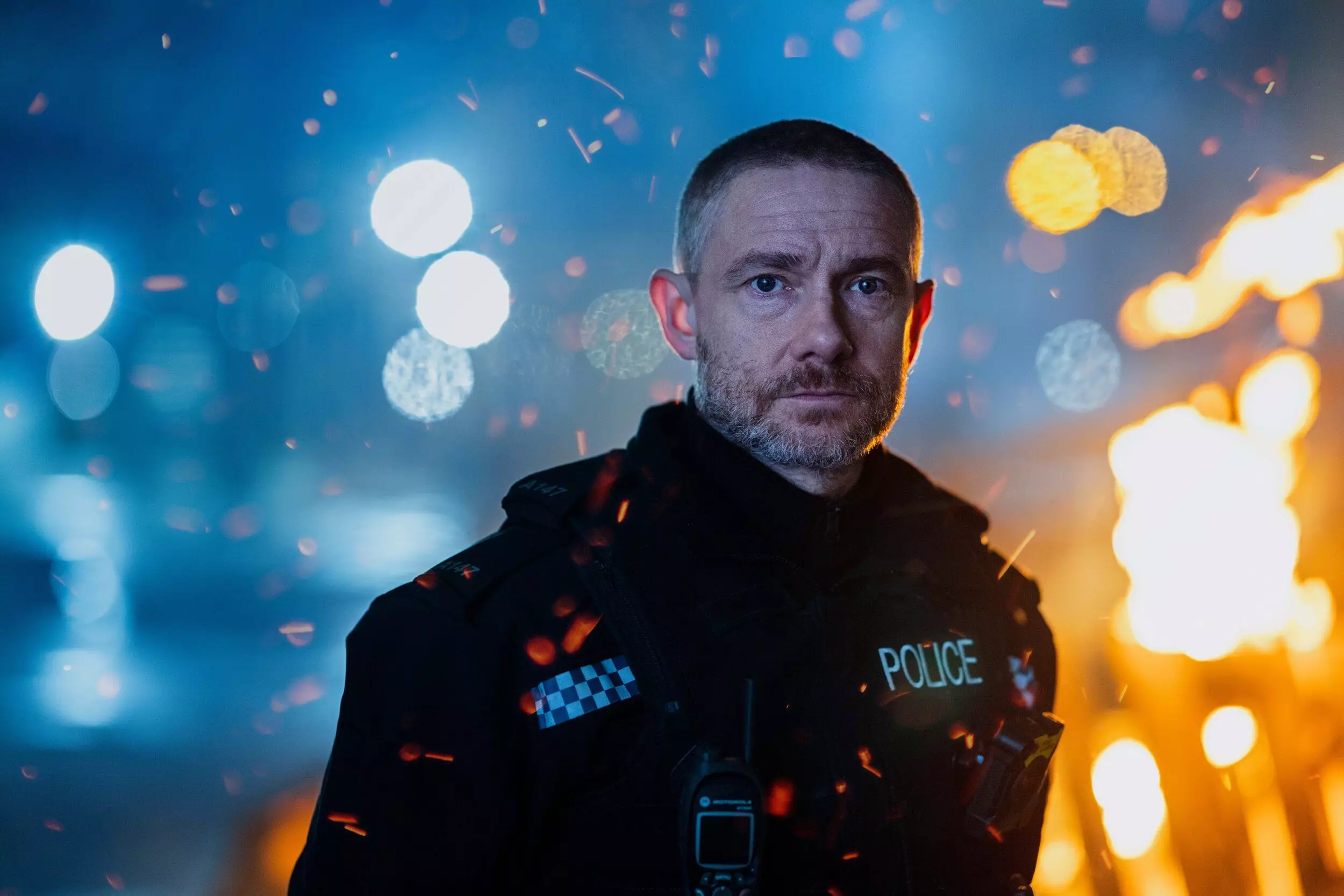 The Responder のプロモーション画像で、英国の警官に扮したマーティン・フリーマン