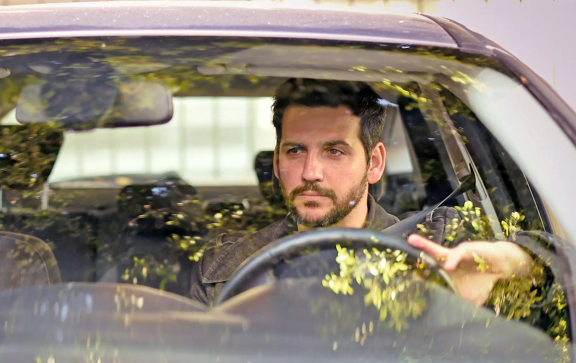 fran perea, characterized as inspector andrés villanueva from the series 'kosta', in a surveillance image from inside a car