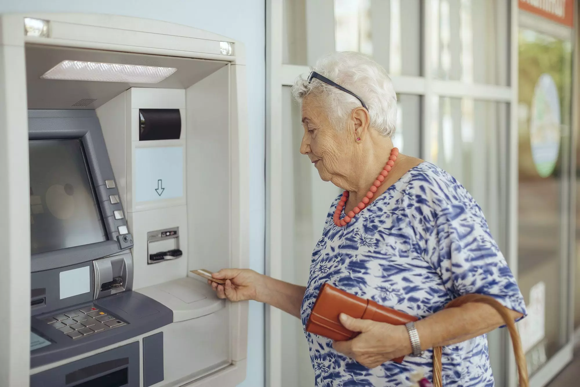 Les seniors, contre la fracture numérique dans les banques