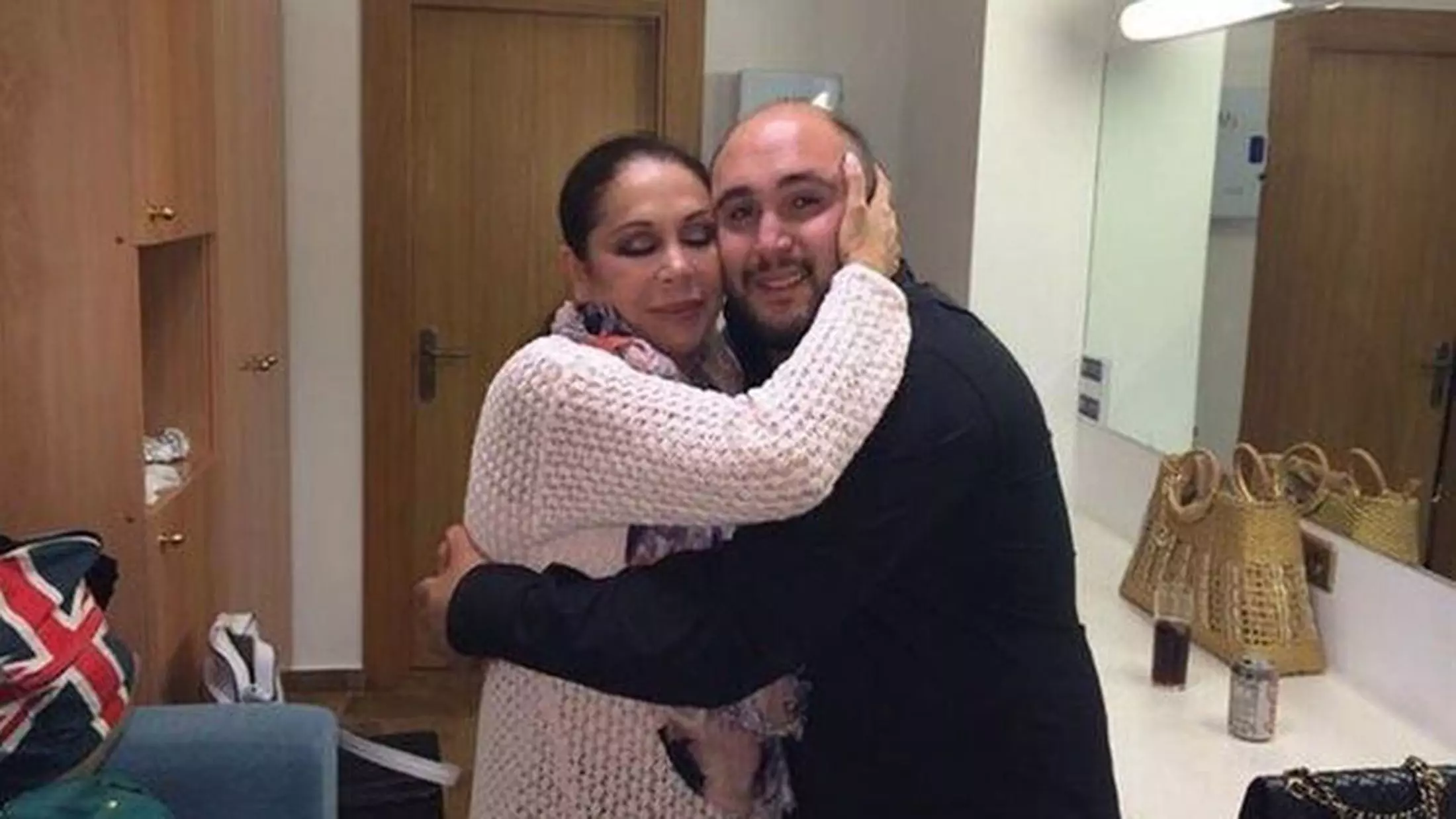 Изабел Пантоја и Кико Ривера се прегрнуваат