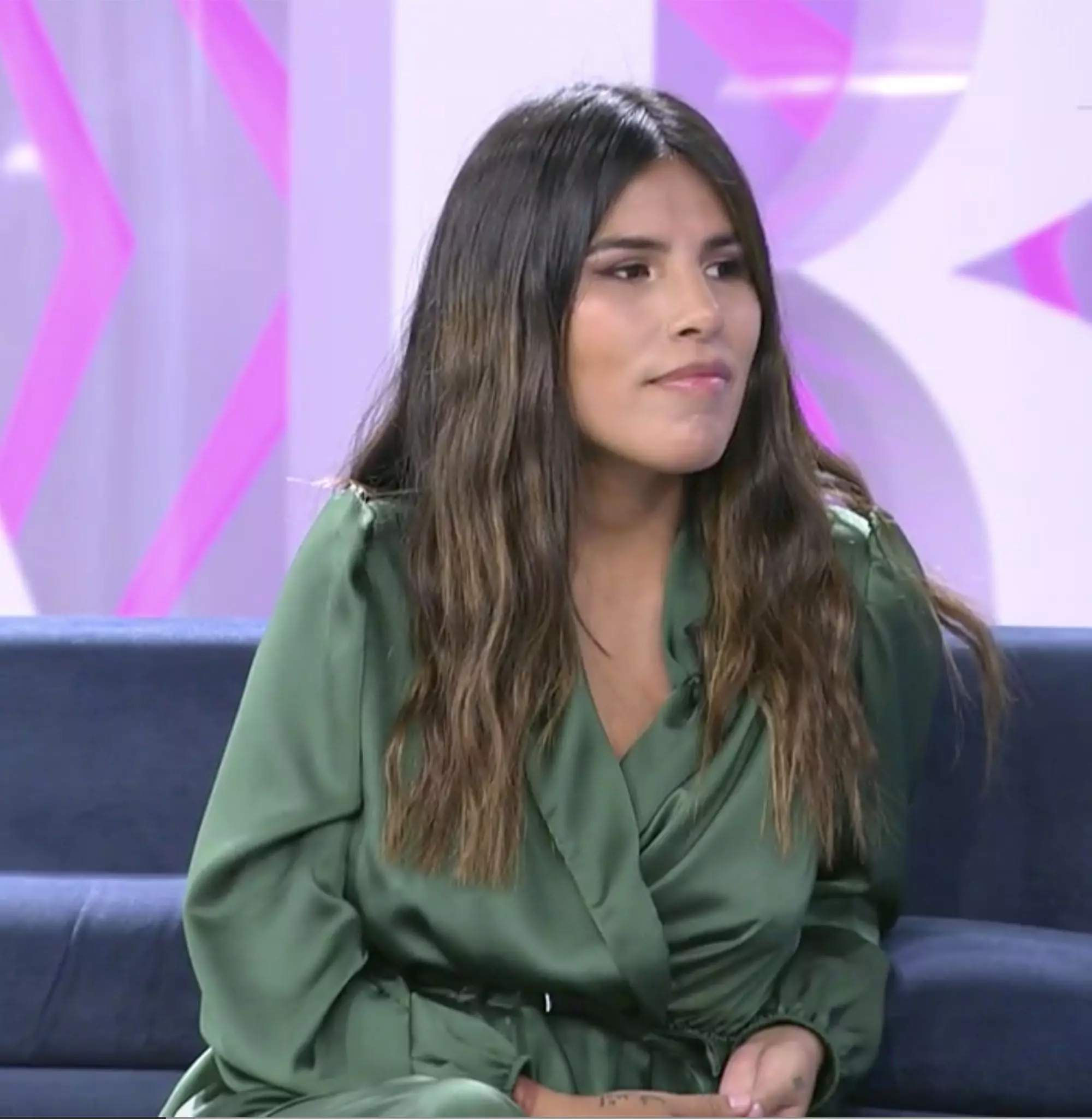 pitit fi Isabel Pantoja, ak yon rad vèt, sou seri a nan 'el programa de ana rosa'